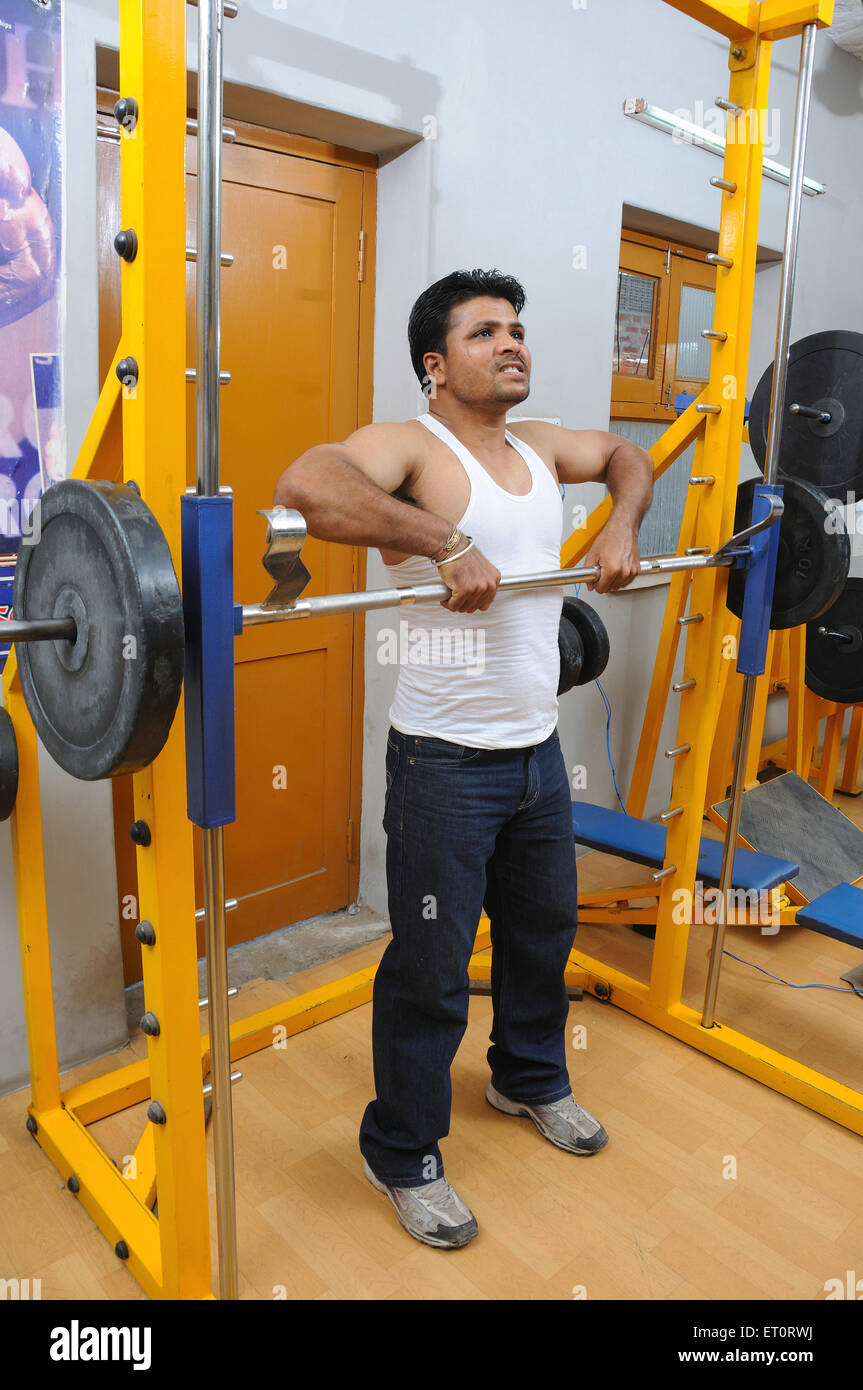 Men keep fit in gymnasium hi-res stock photography and images - Alamy