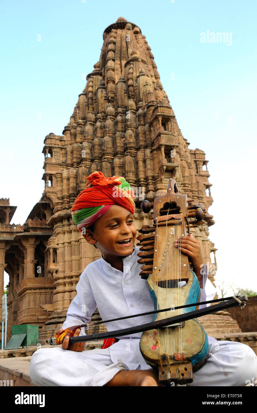 Sarangi instrument hi-res stock photography and images - Alamy