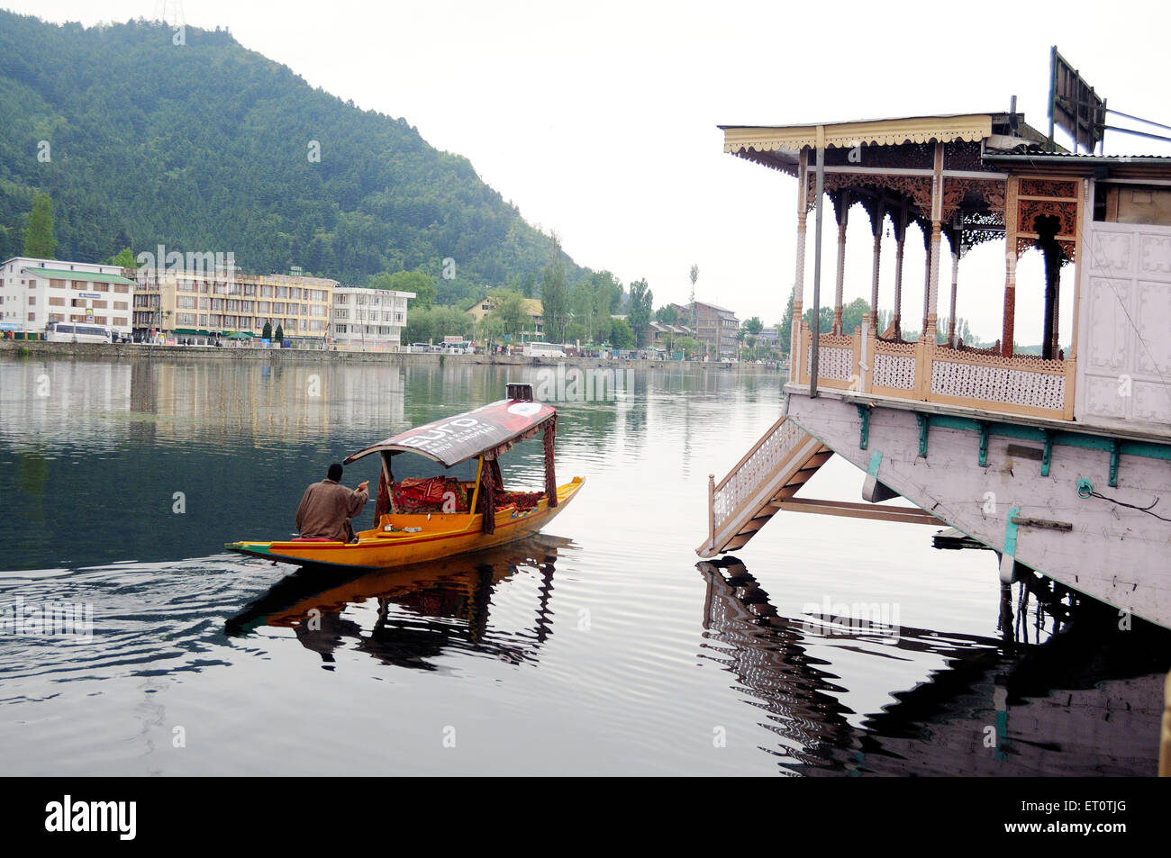 Shikaras and houseboats hi-res stock photography and images - Alamy