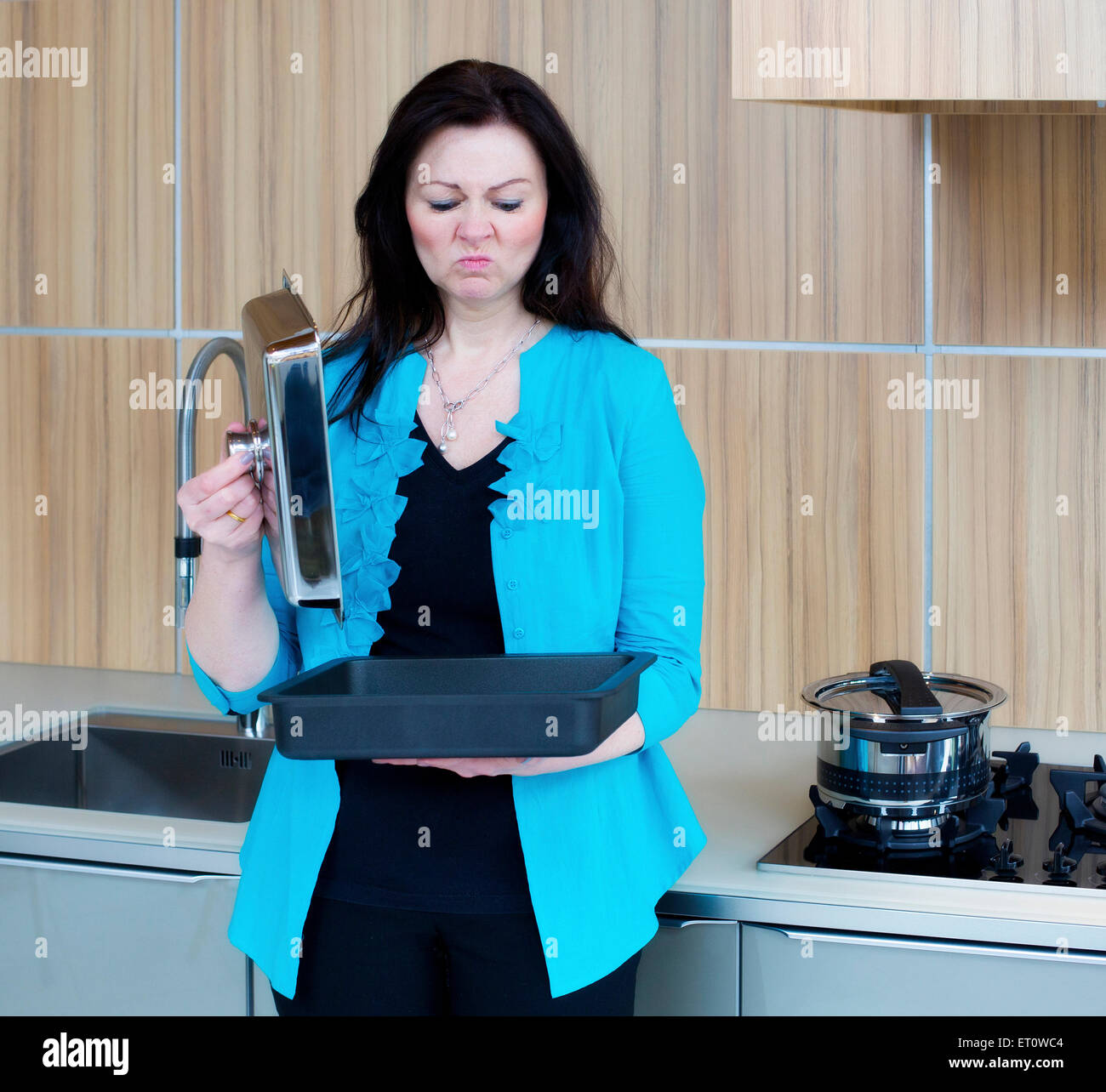 Modern kitchen woman cook hi-res stock photography and images - Alamy