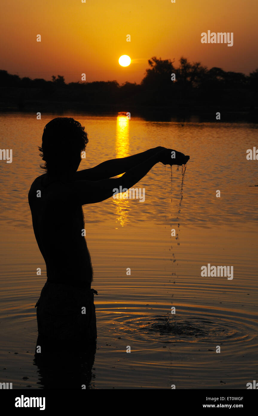 Worshiping hi-res stock photography and images - Alamy