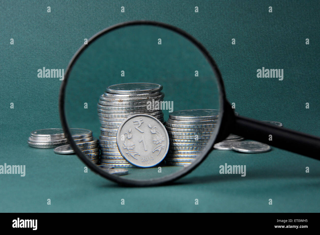 Black magnifier hi-res stock photography and images - Alamy