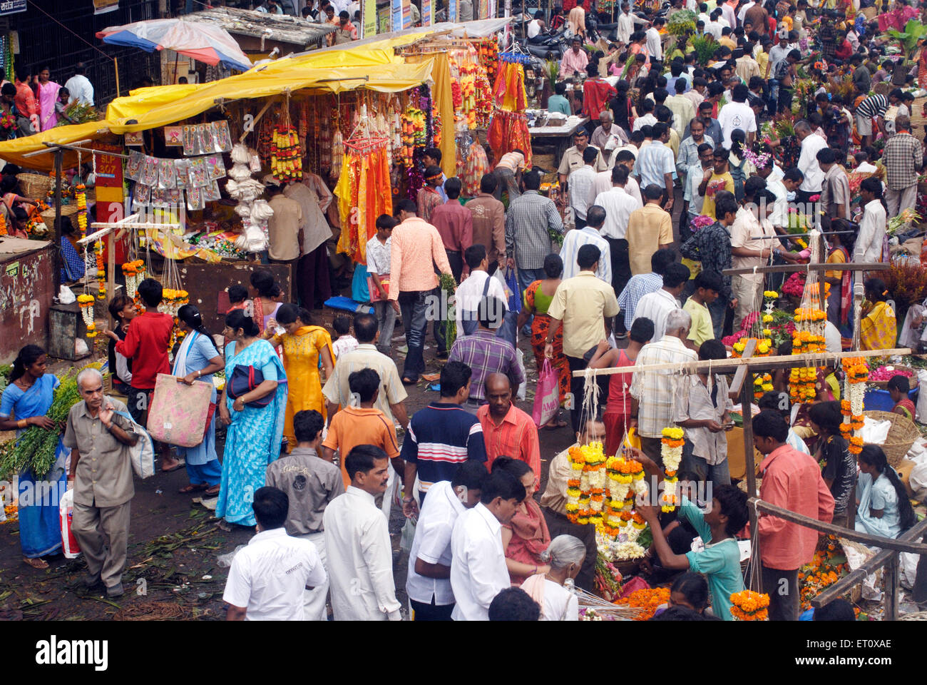 Mumbai street crowd woman hi-res stock photography and images - Alamy