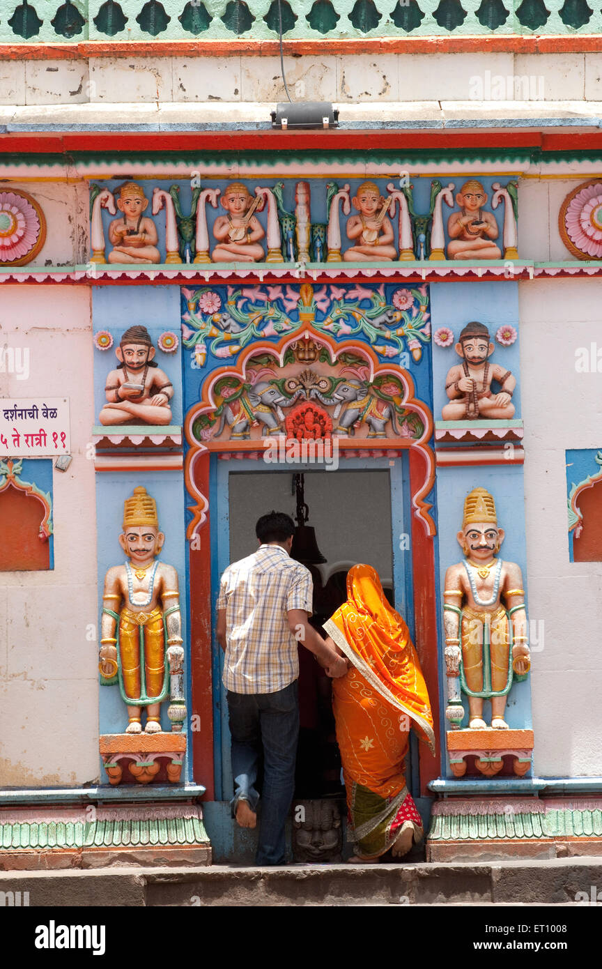 Couple at entrance of Vigneshwara Temple, Vighnahar Ganapati Temple ...