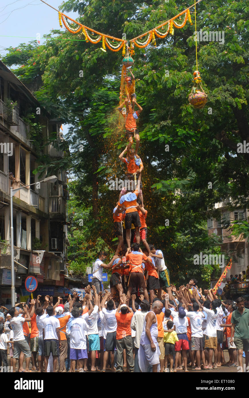 Human pyramid breaking dahi handi on janmashtami festival at dadar ...