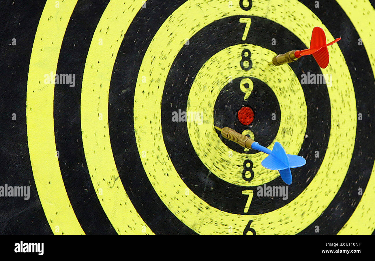 darts in target with points and arrows Stock Photo - Alamy