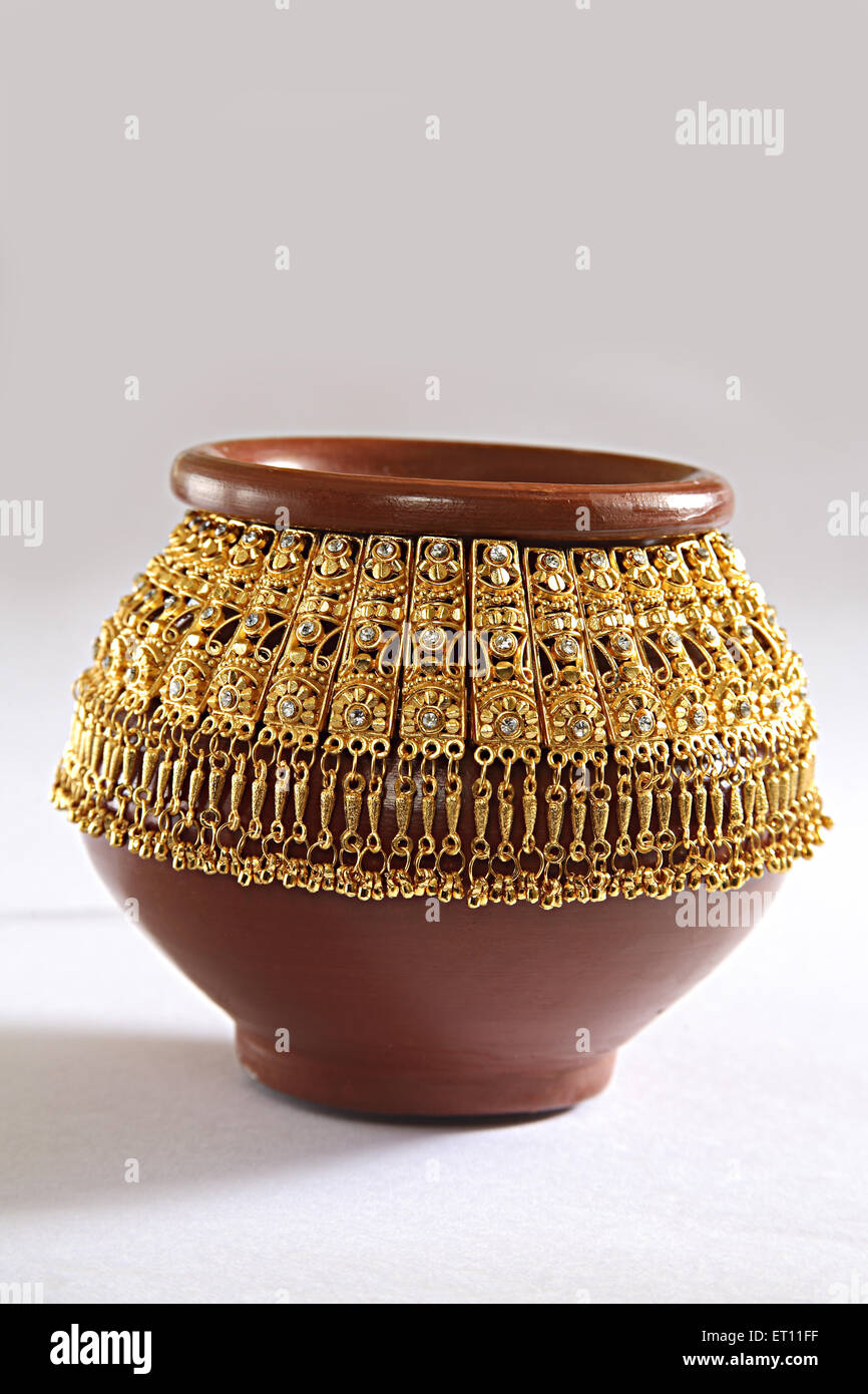 Gold expensive necklace hi-res stock photography and images - Alamy