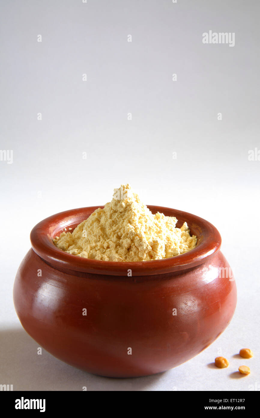 Earthen pot india pile hi-res stock photography and images - Alamy