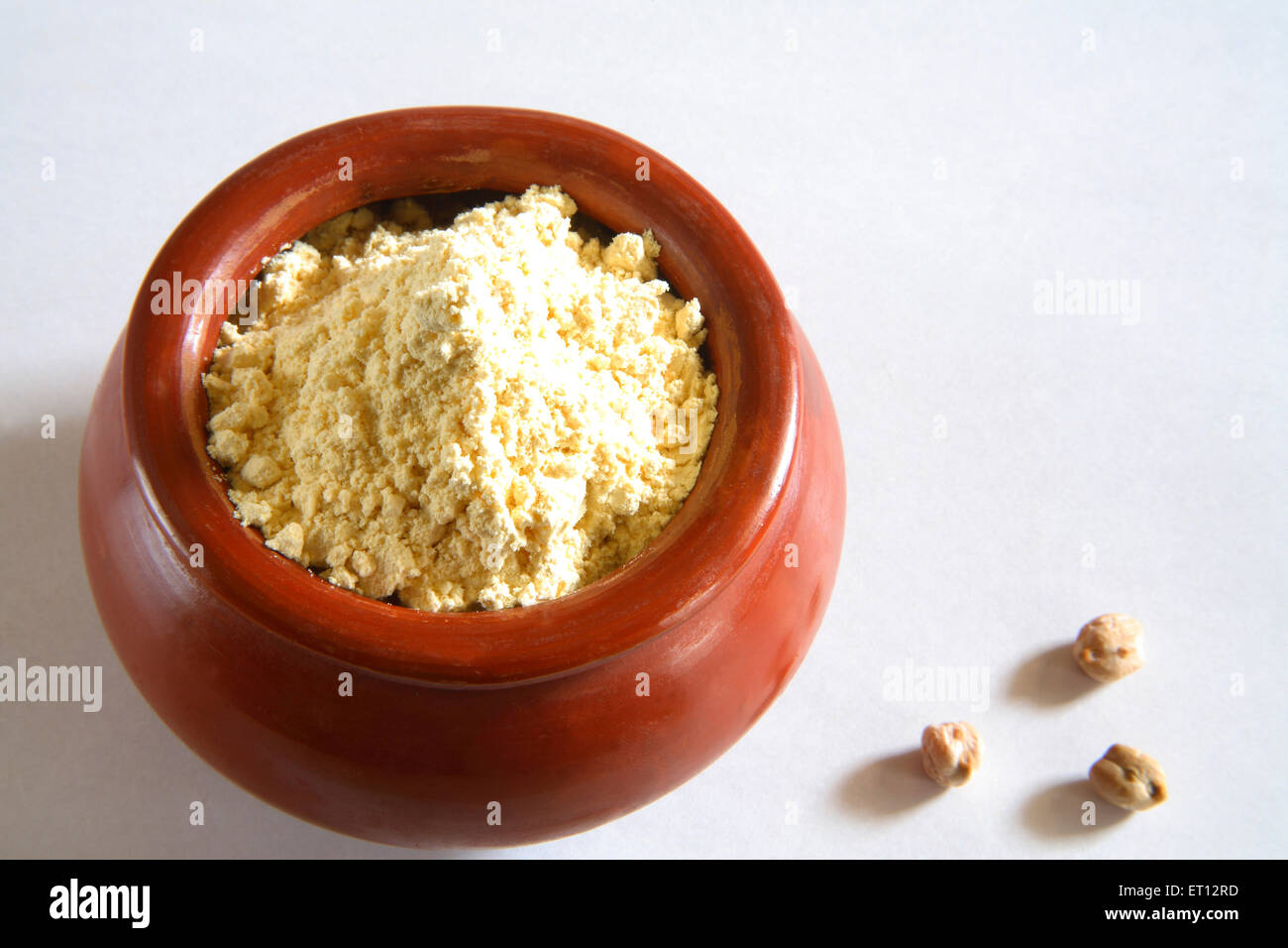 Earthen pot india pile hi-res stock photography and images - Alamy