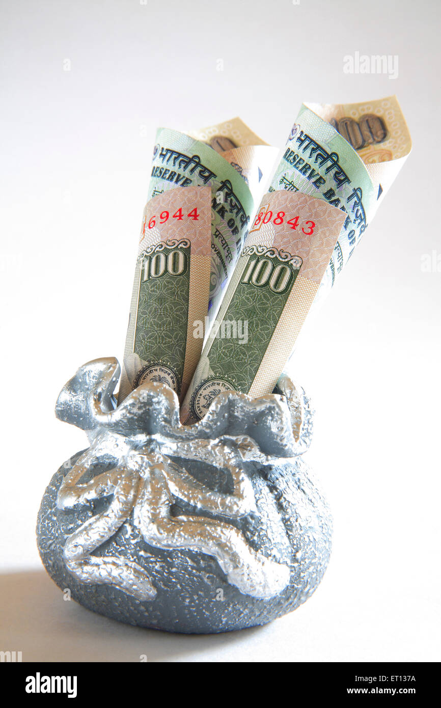 One hundred rupees ; Indian currency in pot ; India Stock Photo - Alamy