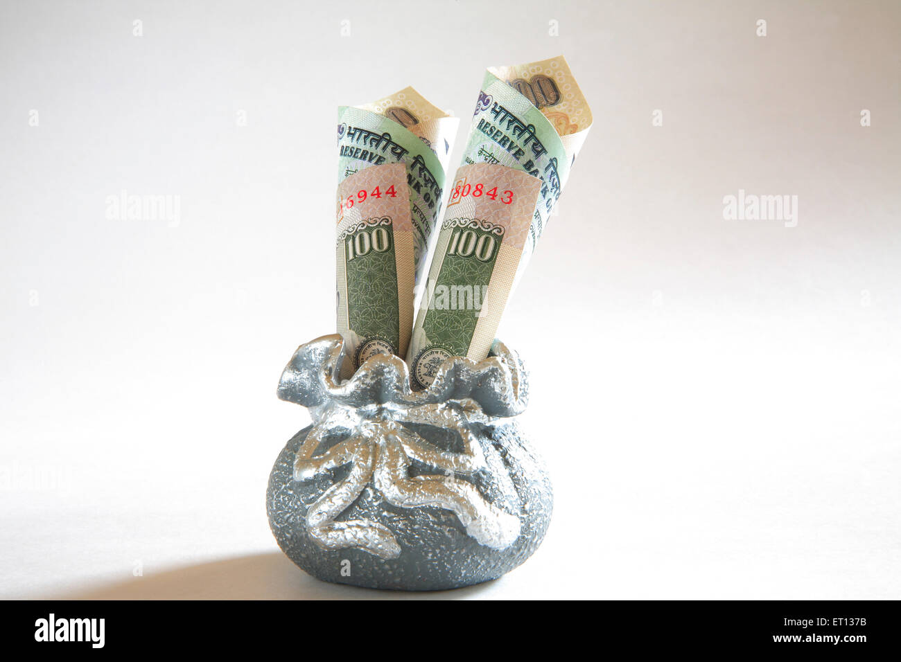 One hundred rupees ; Indian currency in pot ; India Stock Photo - Alamy