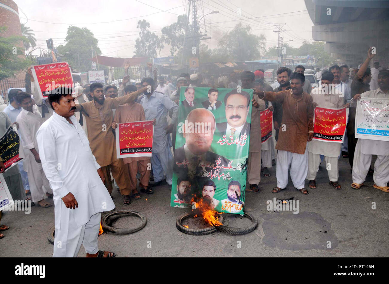 Affected employees of Multan Development Authority (MDA) burn hoarding ...