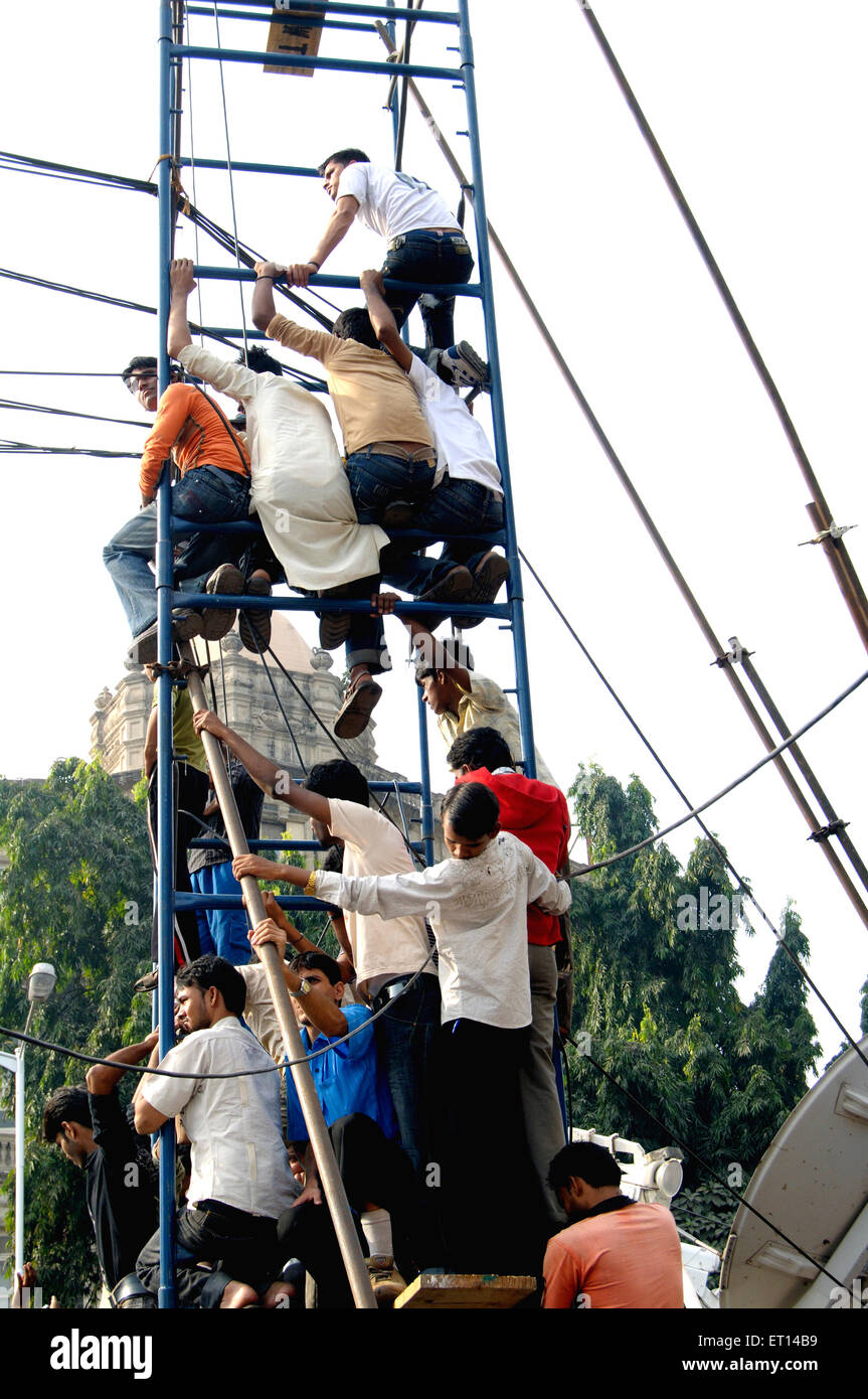 Onlookers on sky folding having glimpse of marathon ; Bombay Mumbai ...