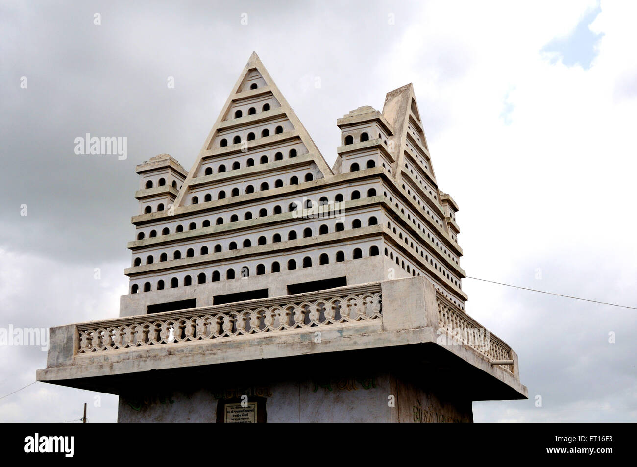 Chabutaro feeding birds platform, Chabutro, chabutaro, chabutra ...