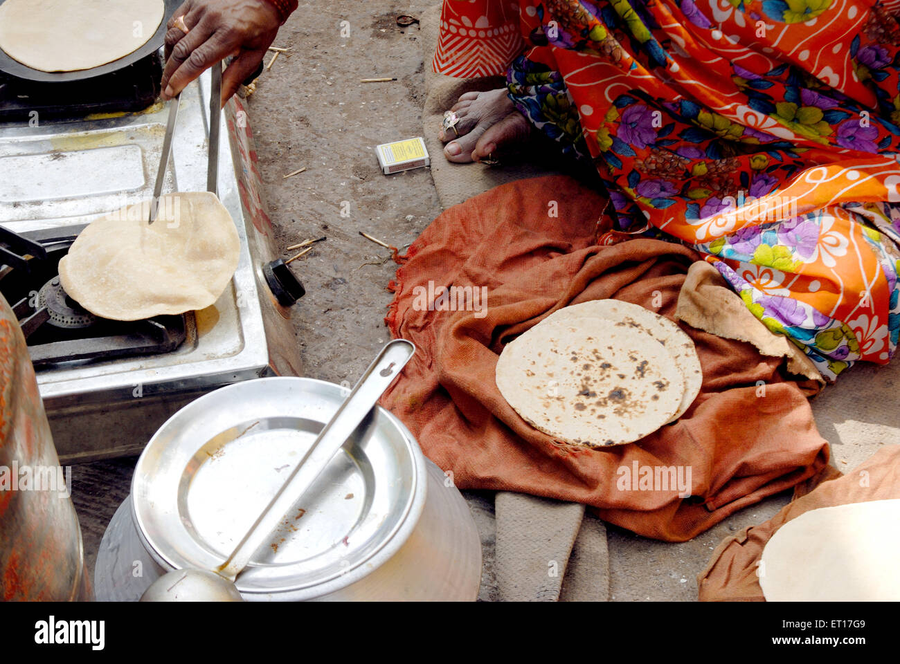 Making chapattis hi-res stock photography and images - Alamy