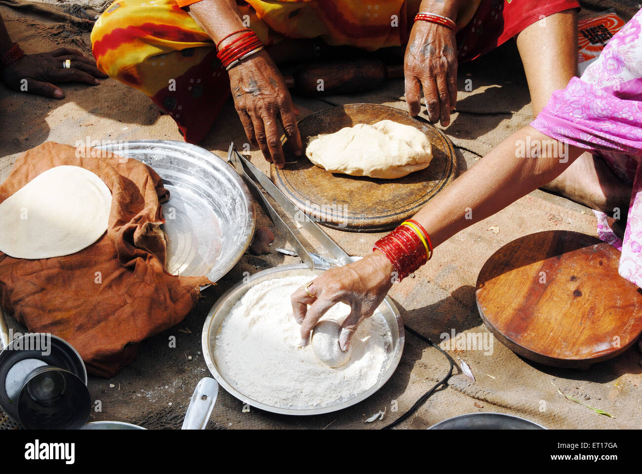 Woman making chapattis india hi-res stock photography and images - Alamy