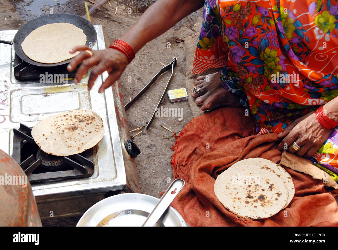 Woman making chapattis india hi-res stock photography and images - Alamy