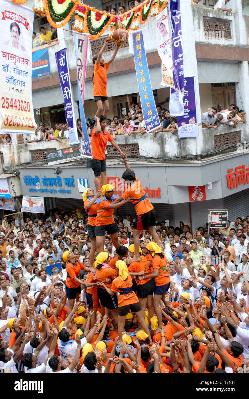 Girls breaking dahi hundi human pyramid on janmashtami gokulashtami ...