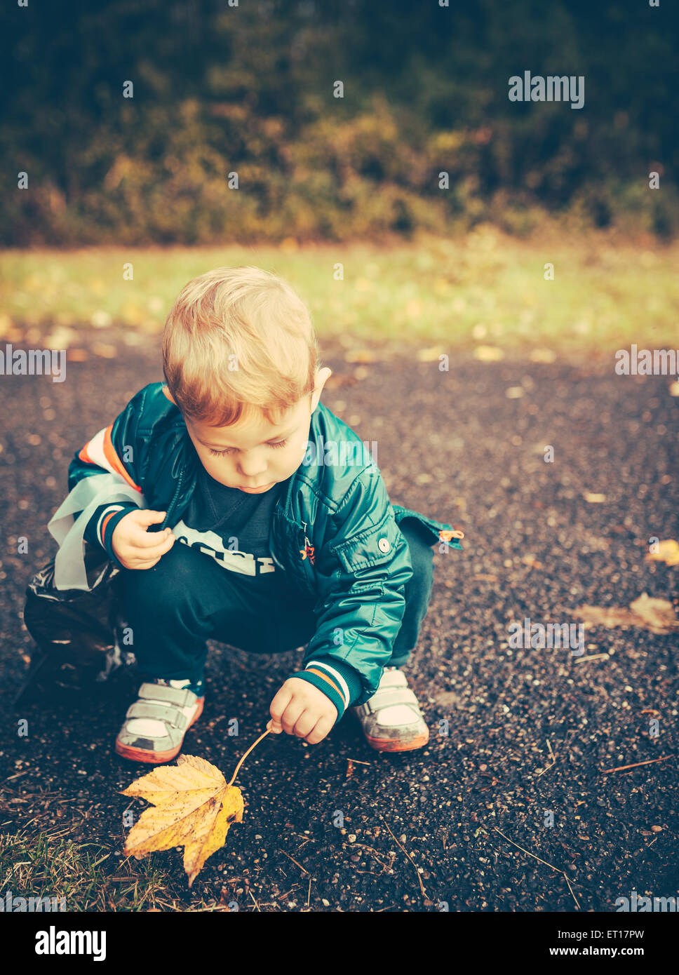 Child outside autumn hi-res stock photography and images - Alamy