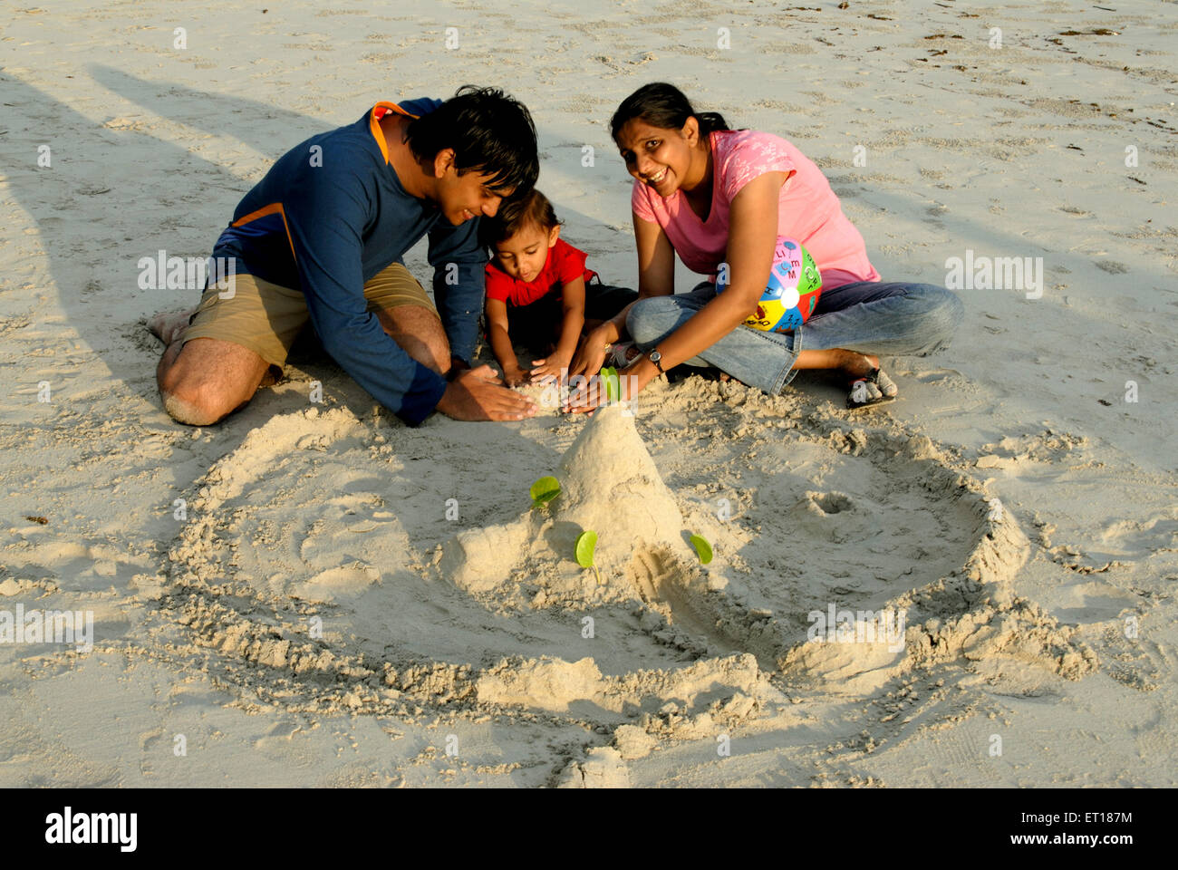 Children making sandcastles hi-res stock photography and images - Alamy