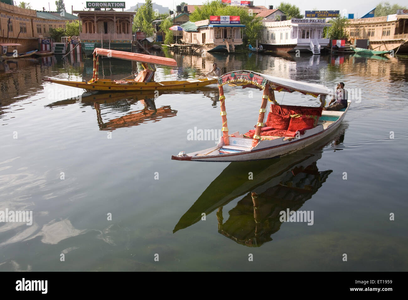 Shikara boats hi-res stock photography and images - Alamy