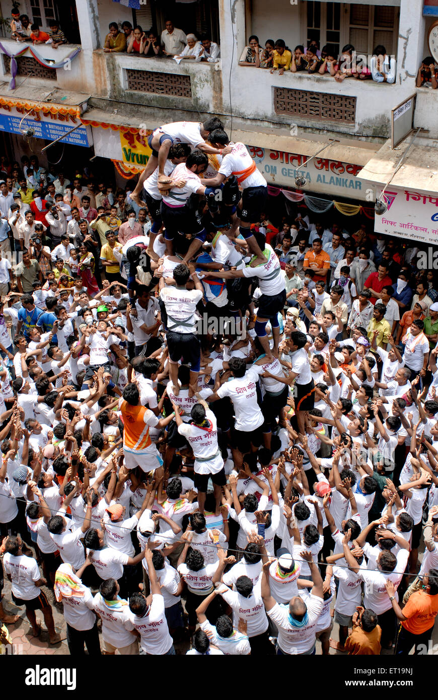 Human pyramid gokulashtami festival hi-res stock photography and images ...