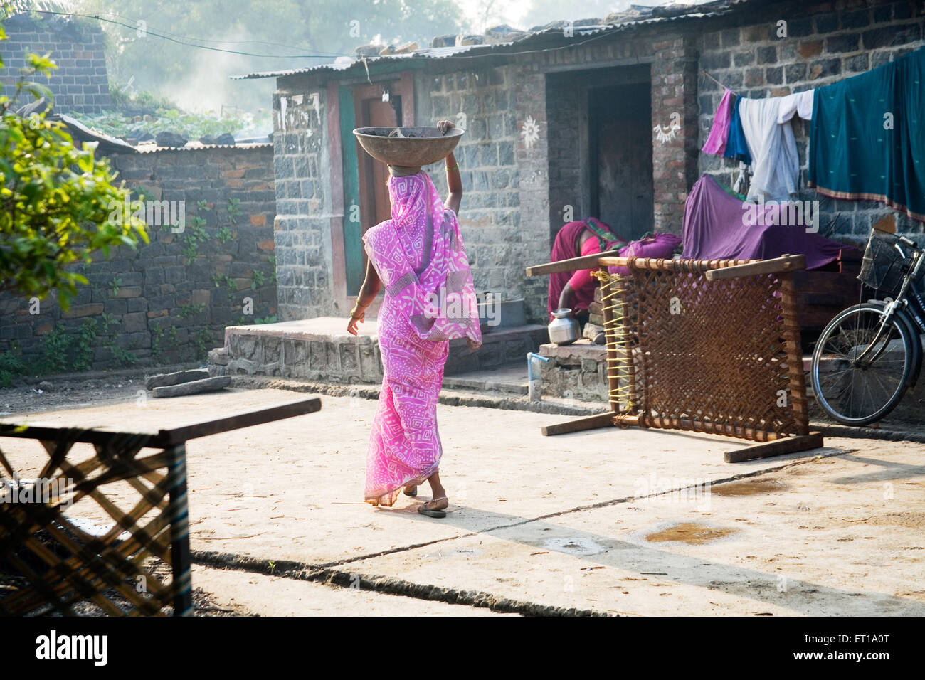 Indian woman carrying pot on head hi-res stock photography and images ...