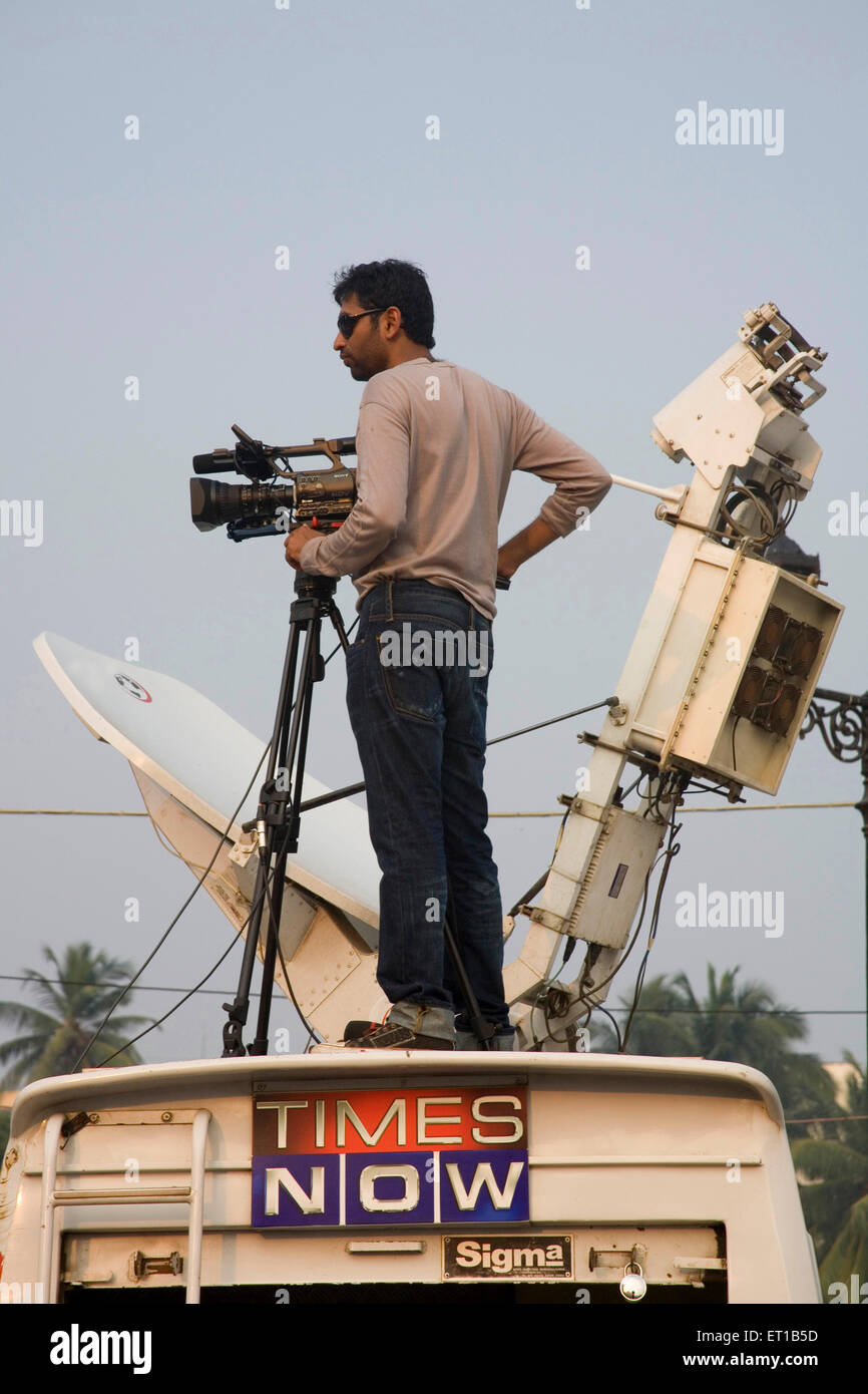 News cameraman hi-res stock photography and images - Alamy