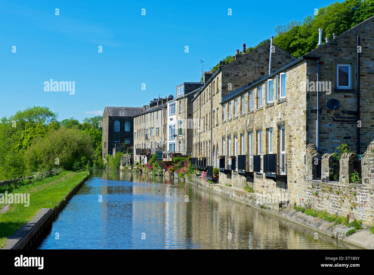 The Leeds-Liverpool Canal at Kildwick, North Yorkshire, England UK ...
