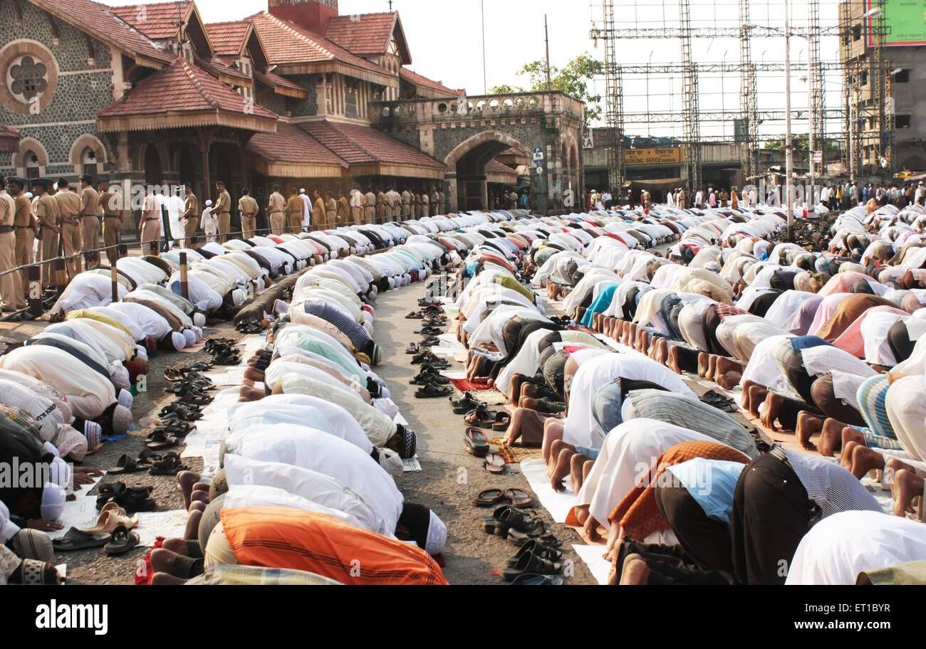 Muslim Men Praying Namaz High Resolution Stock Photography and Images ...