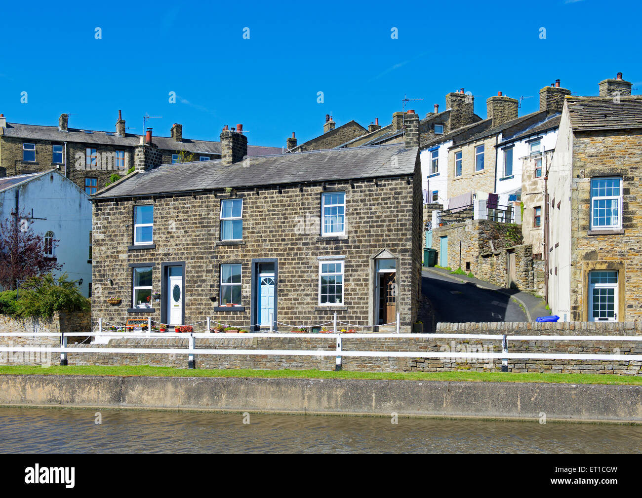 The Leeds-Liverpool Canal at Kildwick, North Yorkshire, England UK ...