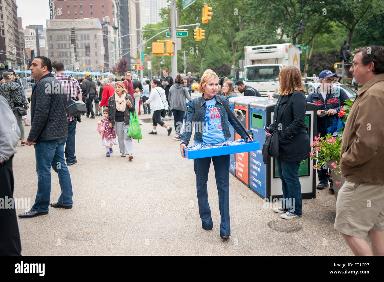 Thousands of donut lovers flock to Flatiron Plaza in New York to ...