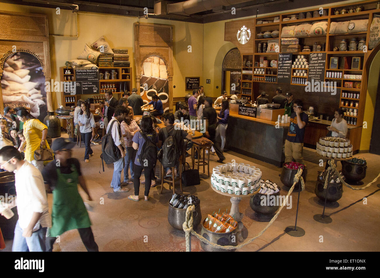 Group of people in coffee shop hi-res stock photography and images - Alamy
