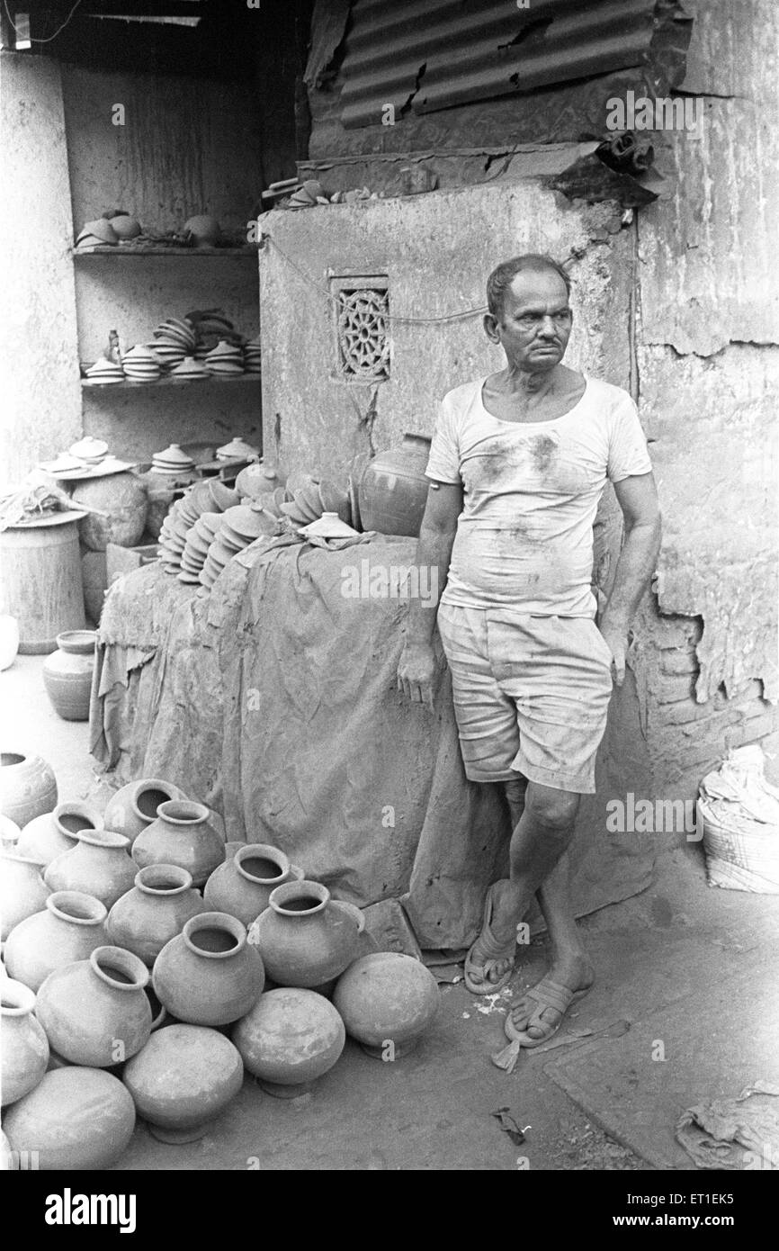 Potter ; kumbhar wada ; Dharavi ; Bombay Mumbai ; Maharashtra ; India ...
