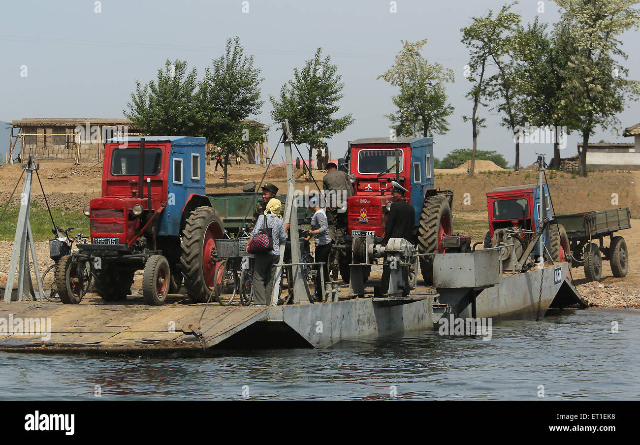 Pontoon on tractor hi-res stock photography and images - Alamy