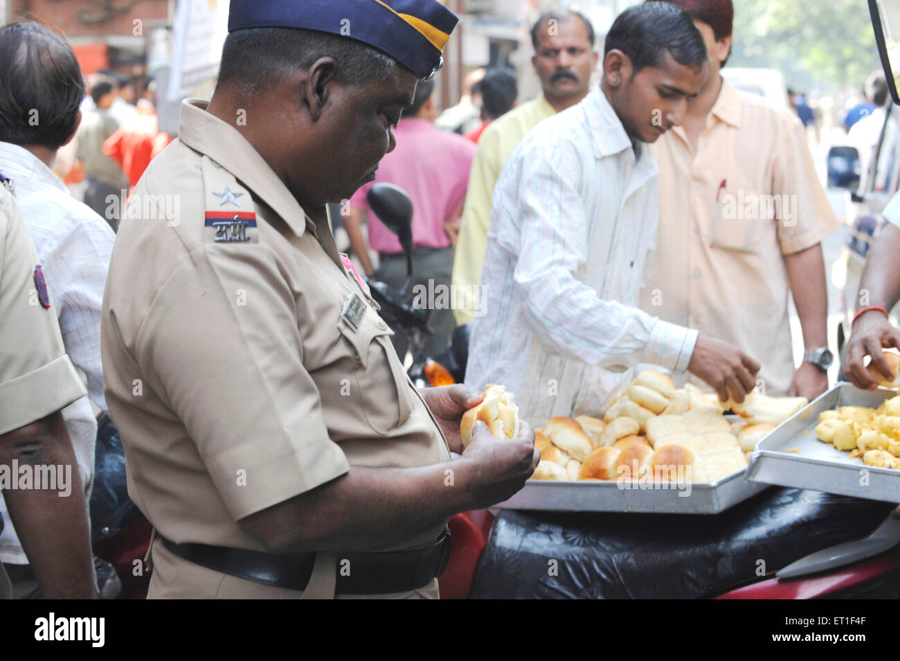 Mumbai police eating hi-res stock photography and images - Alamy