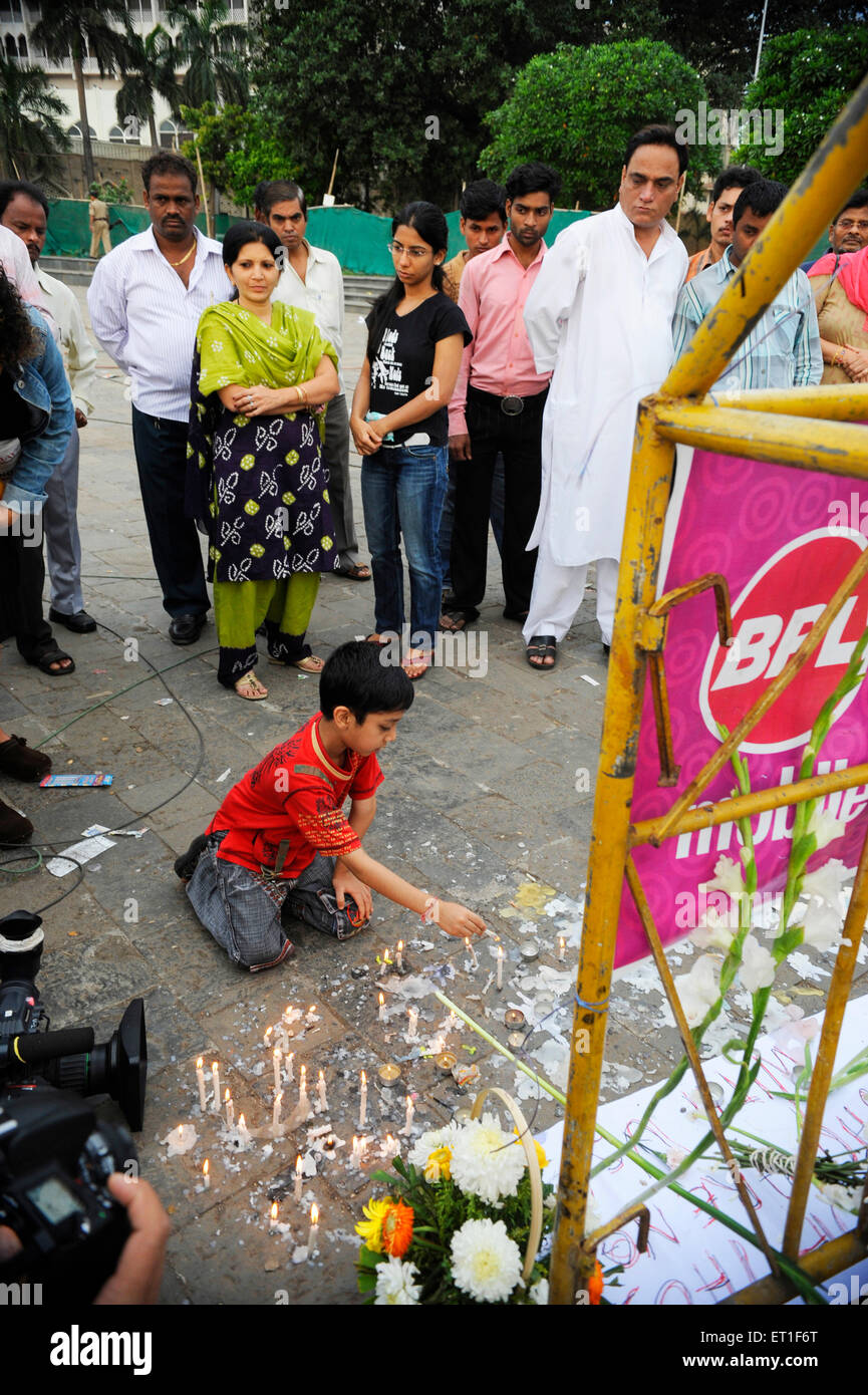Lighting candles Taj Mahal hotel ; after terrorist attack by Deccan ...