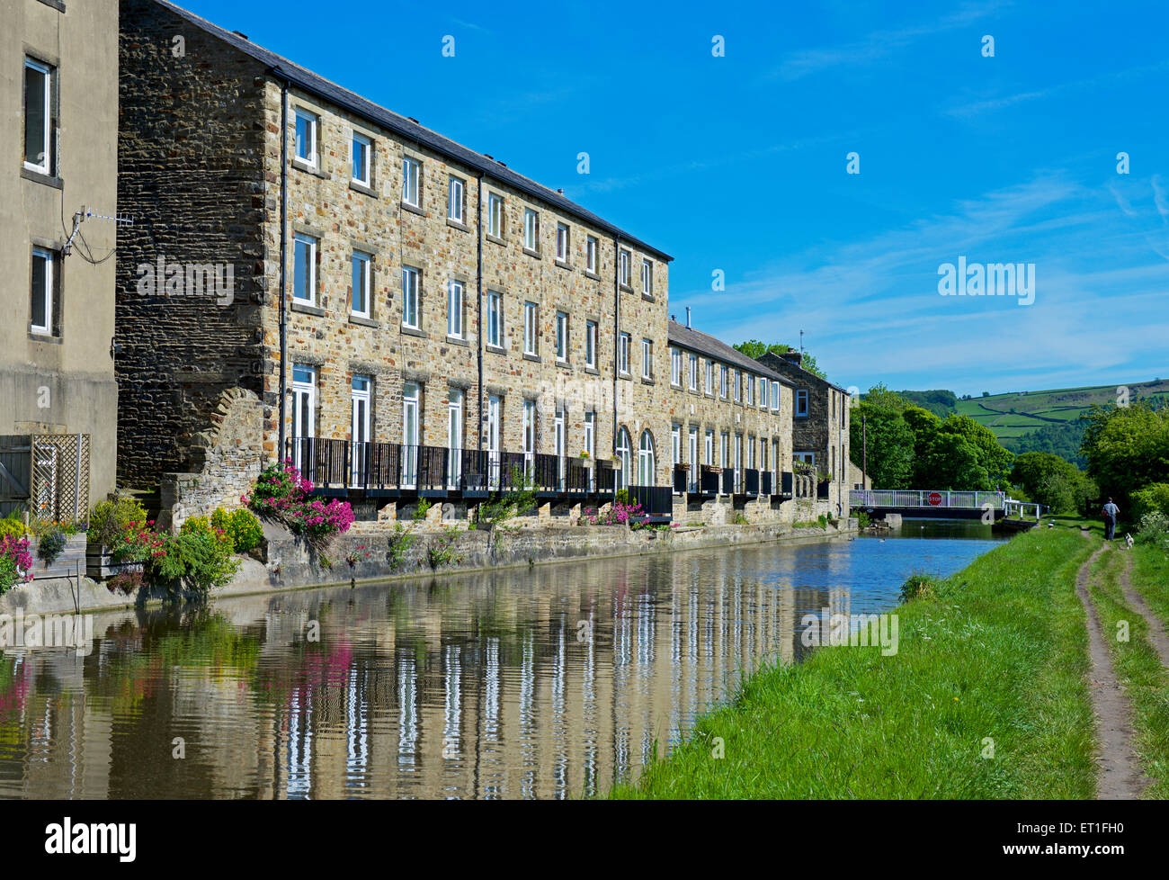 The Leeds-Liverpool Canal at Kildwick, North Yorkshire, England UK ...