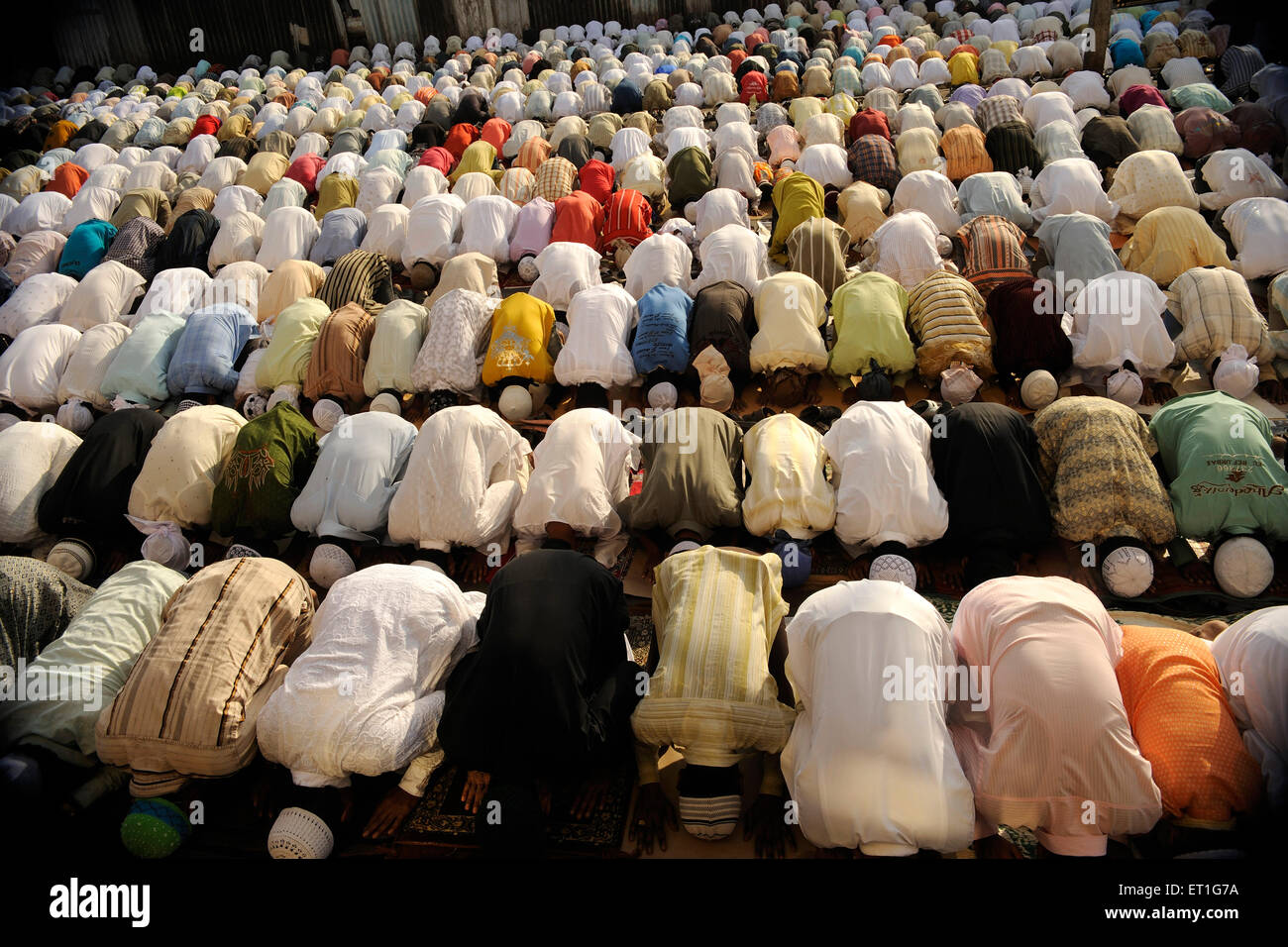 Muslims praying, Islamic worship, Islamic prayers, Eid prayers, Salat ...