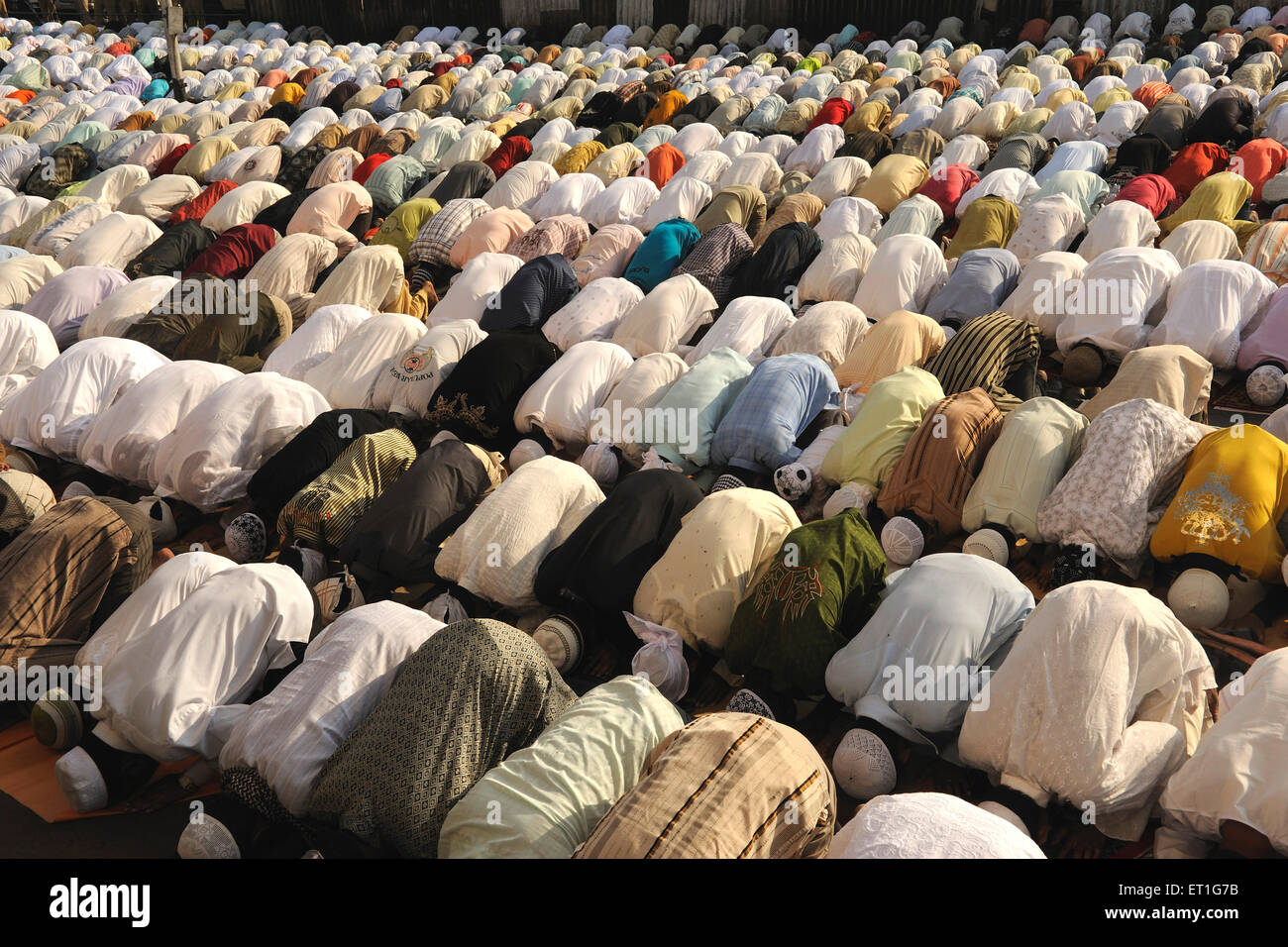 Muslims praying, Islamic worship, Islamic prayers, Eid prayers, Salat ...