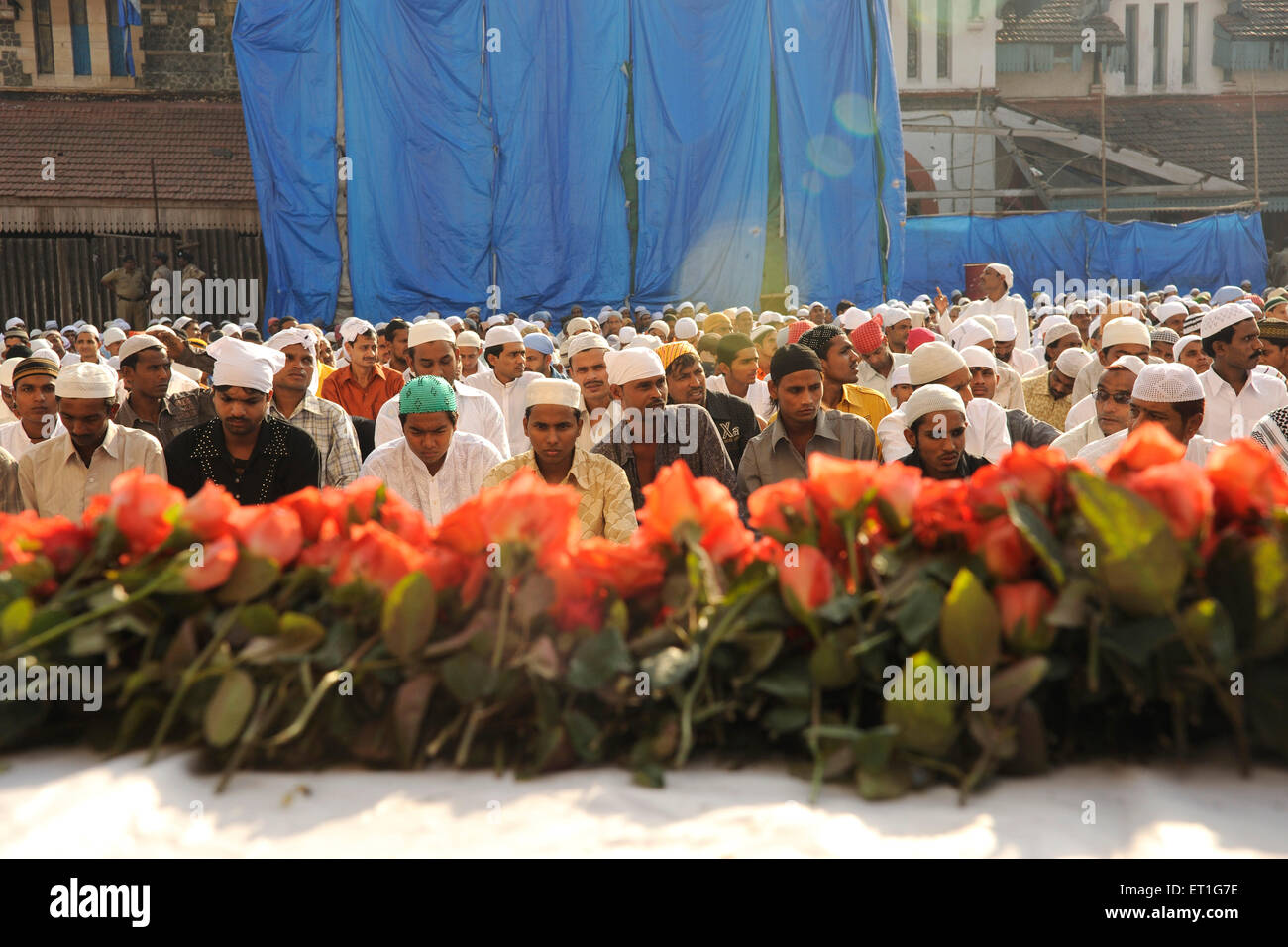 Muslims praying, Islamic worship, Islamic prayers, Eid prayers, Salat ...