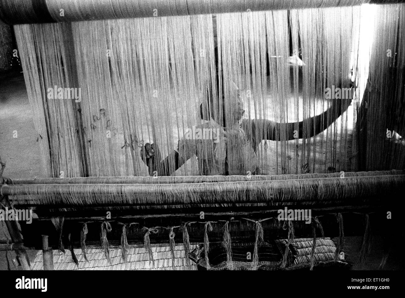 Women weaving on looms hi-res stock photography and images - Alamy