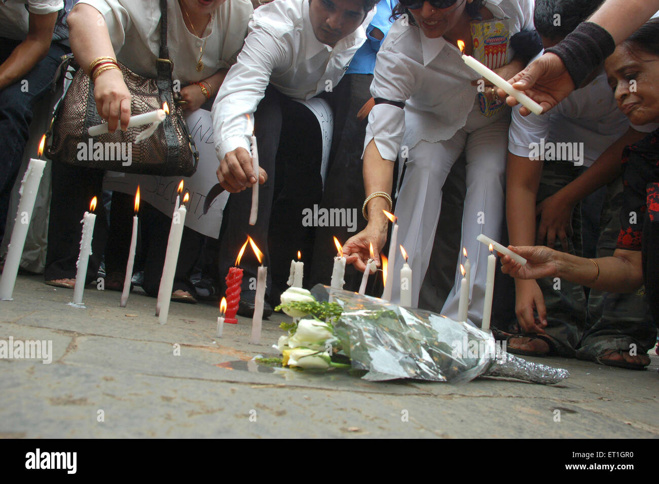 Protest candles flowers after terrorist attack, Gateway of India, Taj ...