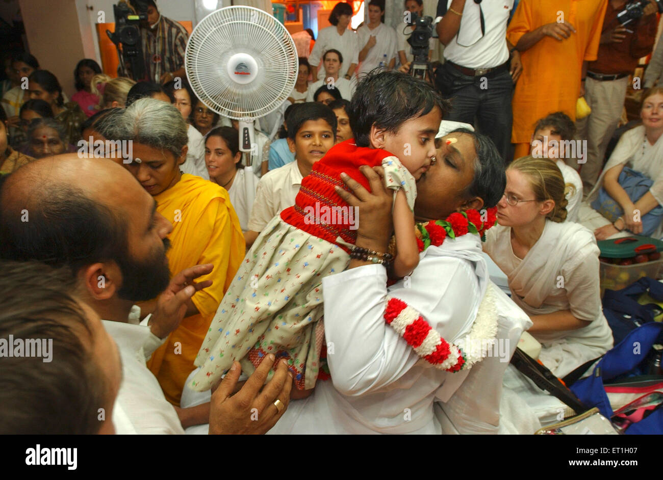 Amma, Mother, Mata Amritanandamayi, kissing child, Indian Hindu ...