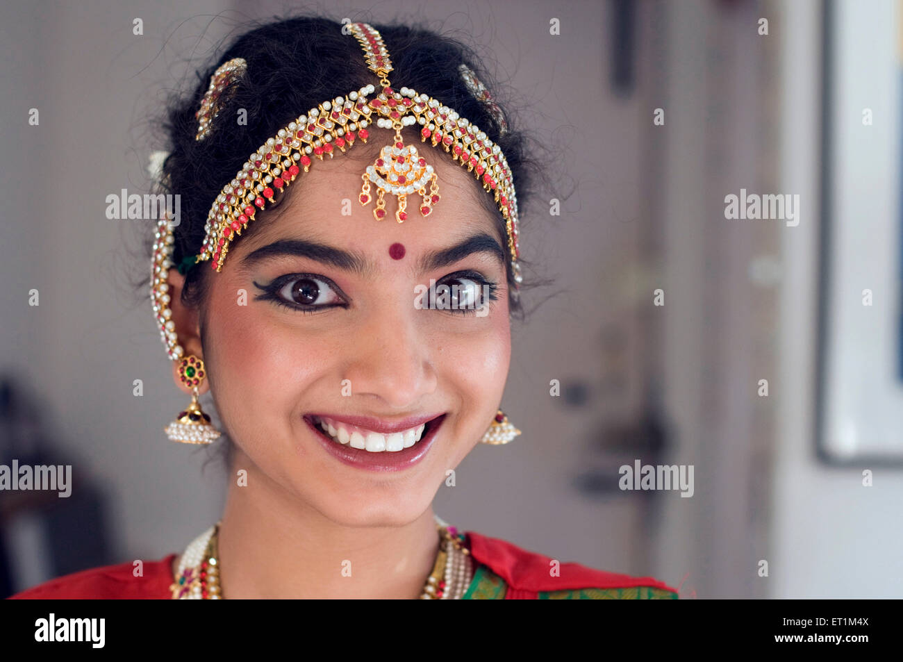 Gujrathi girl wearing traditional attire and jewellery for Bharatnatyam ...