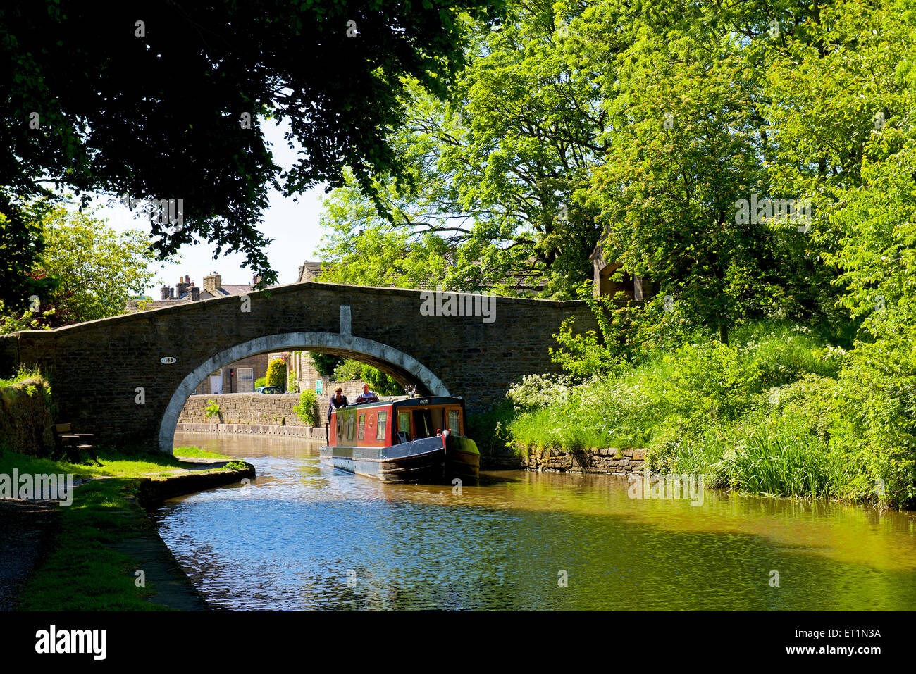 Canal boat going under bridge hi-res stock photography and images - Alamy