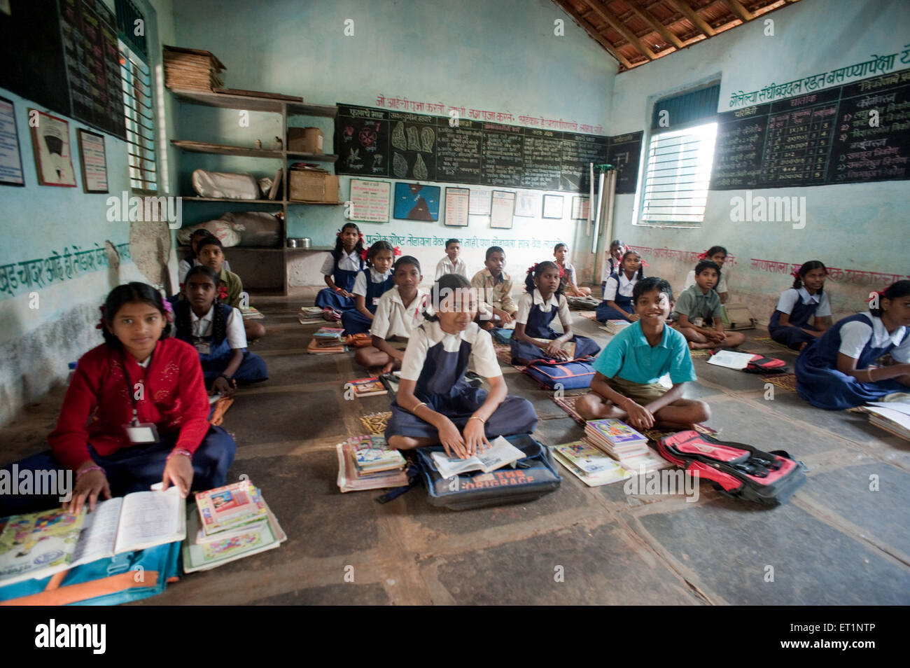 Indian School Girls Classroom Stock Photos & Indian School Girls ...