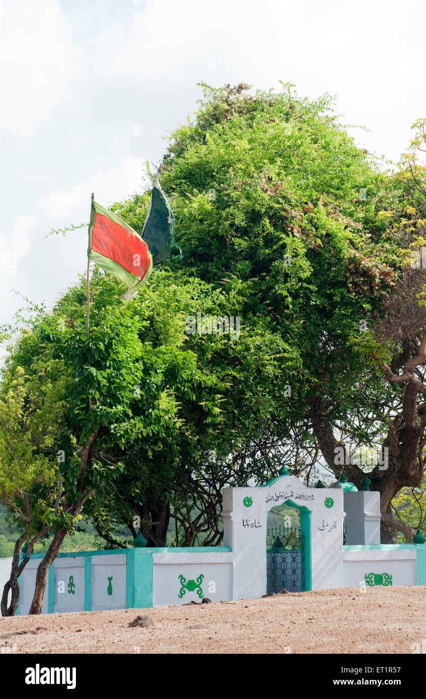 Dargah under tree hi-res stock photography and images - Alamy