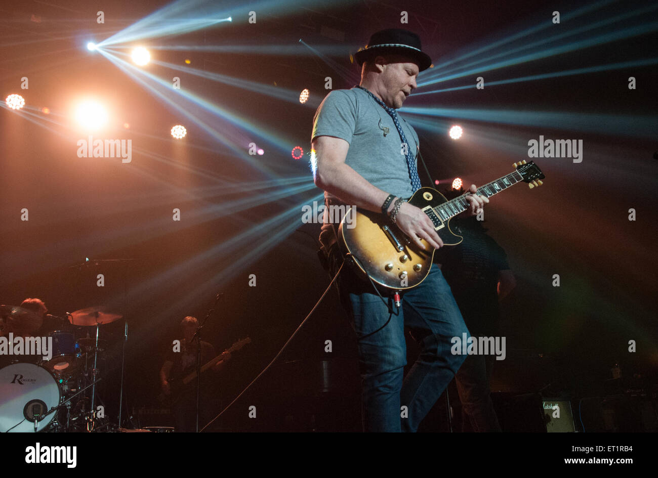 Counting crows sing hi-res stock photography and images - Alamy