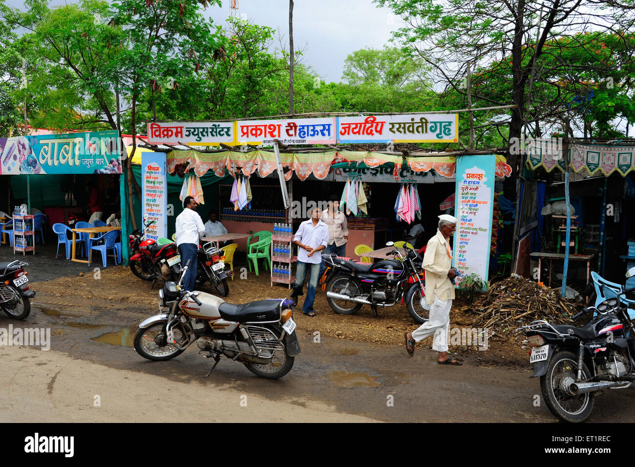 Roadside shop ; Roadside hotel ; Solapur ; Maharashtra ; India ; Asia ...